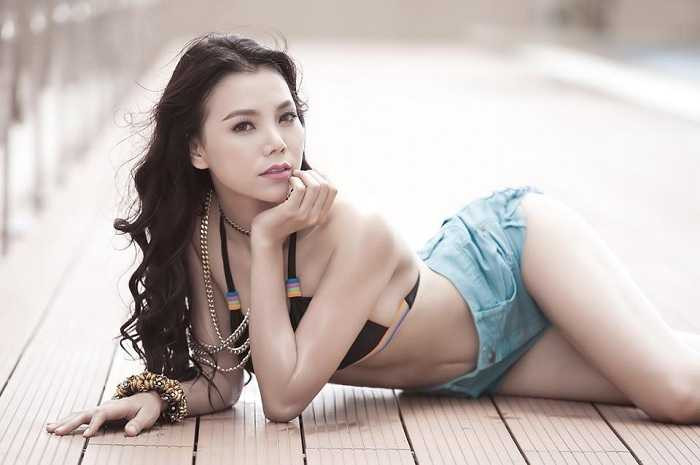 Trà Ngọc Hằng diện bikini lả lơi gợi cảm bên bể bơi