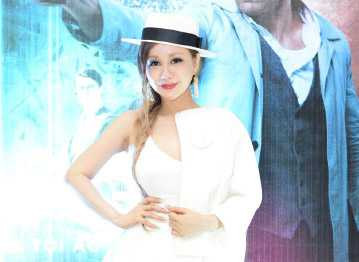 MC Việt Nga hờ hững xinh đẹp và quyến rũ