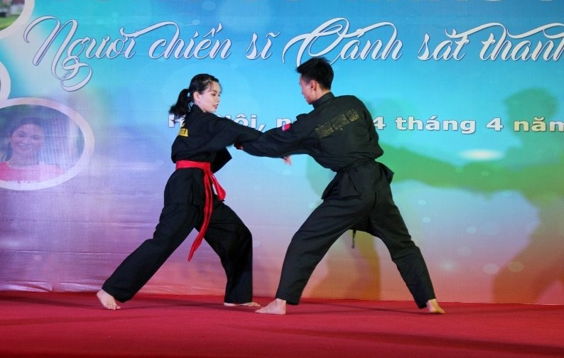 Nữ sinh cảnh sát biểu diễn võ Bình Định trên sân khấu tài năng