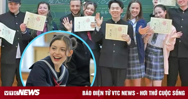 Khách du lịch trả tiền để đóng vai học sinh Nhật Bản