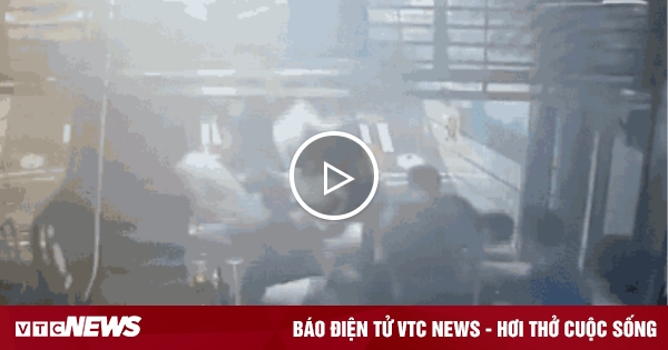 Thang cuốn đột ngột đảo chiều, hành khách ngã dúi dụi