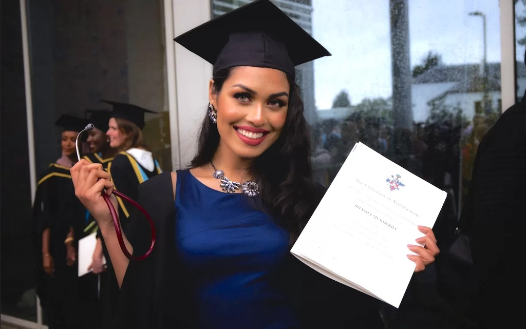 Hoa hậu Anh là bác sĩ chống dịch Covid-19: IQ 146, có hai bằng đại học Y khoa