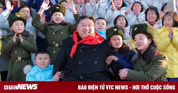 Hình ảnh thân thiện của ông Kim Jong-un cùng trẻ em Triều Tiên