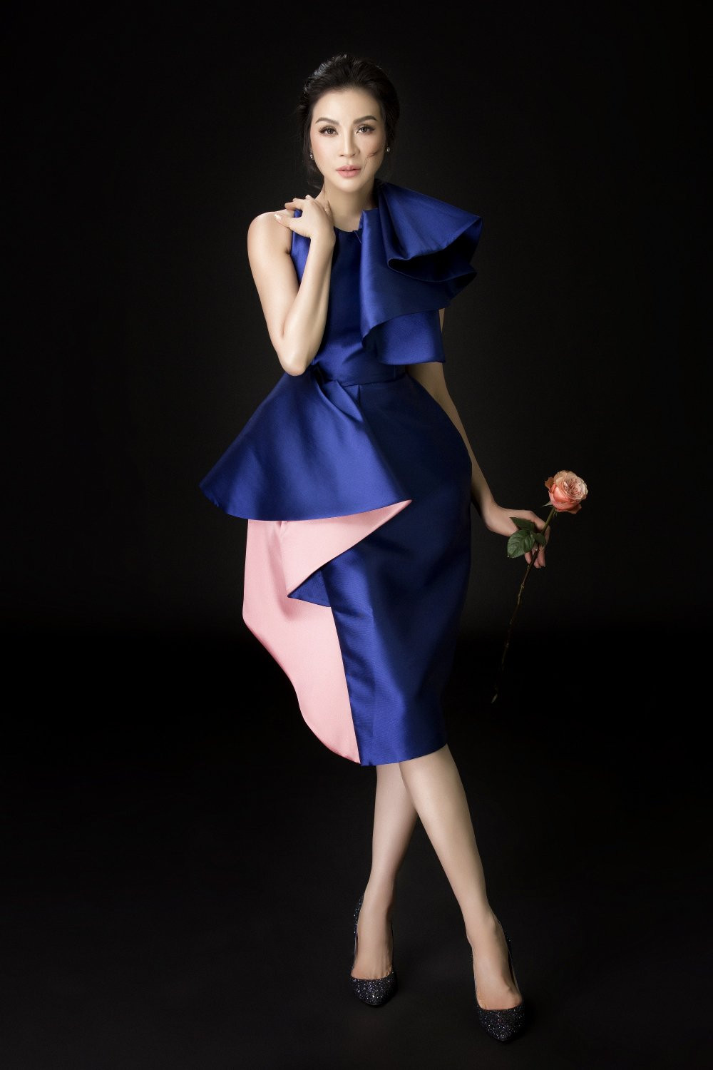 MC Thanh Mai diện áo xẻ sâu, gợi ý mặc đẹp cho những buổi tiệc cuối năm