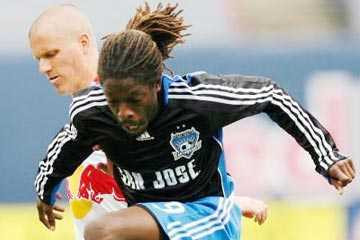 Xem giò đồng đội cũ của Beckham được Nam Định thử việc