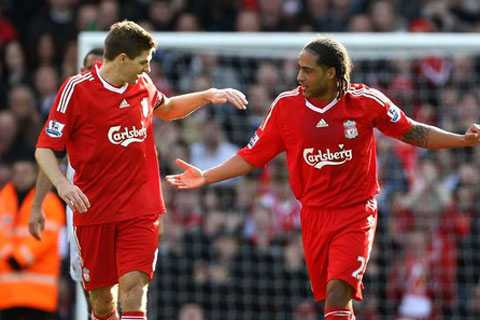 Liverpool u ám: Gerrard ngồi ngoài, Johnson bị nhòm ngó