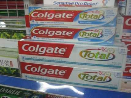 Colgate Total chứa triclosan 0,3% có an toàn?