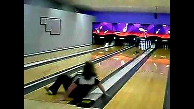 Những tình huống 'khó đỡ' khi chơi bowling
