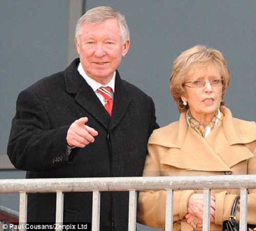 Cận cảnh Sir Alex tay trong tay cùng vợ ở lễ dựng tượng