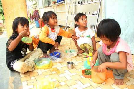 Xót xa nhìn trẻ mầm non ăn cơm với… dế mèn