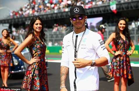 Lewis Hamilton ăn mừng cùng dàn mỹ nữ xinh đẹp