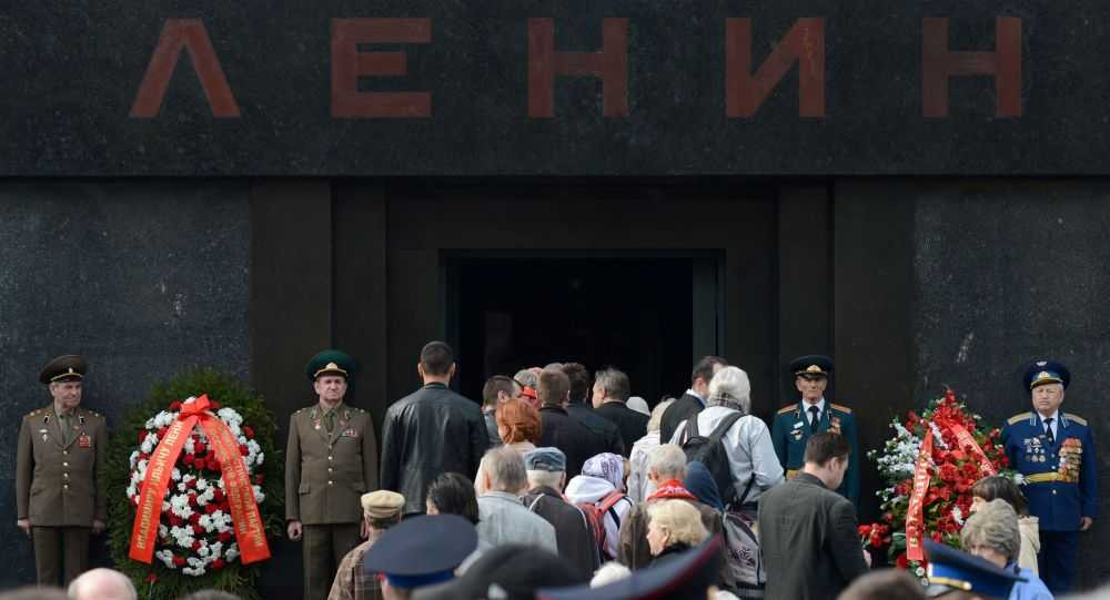 Võ sỹ Mỹ và phái đoàn Đảng Cộng sản Nga viếng lăng kỷ niệm sinh nhật Lenin