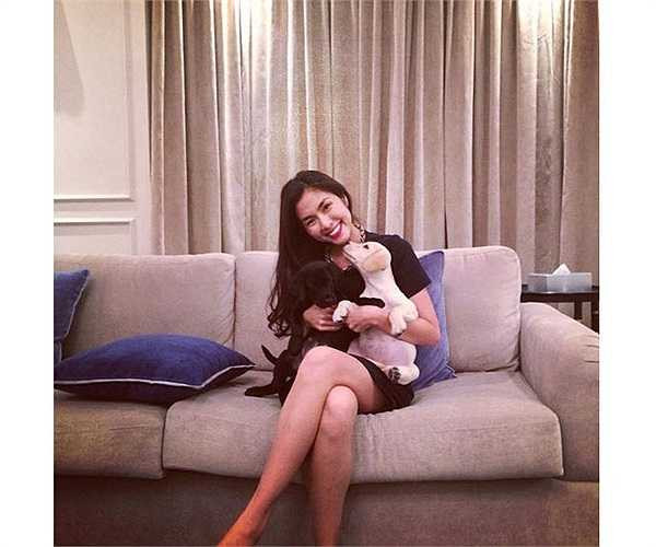 Hà Tăng khoe chân thon gợi cảm