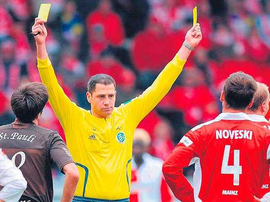 Đứa con của Dracula hay 'ông trùm áo đen' World Cup