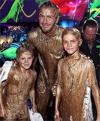 Bố con David Beckham bất ngờ 'hóa' tượng vàng