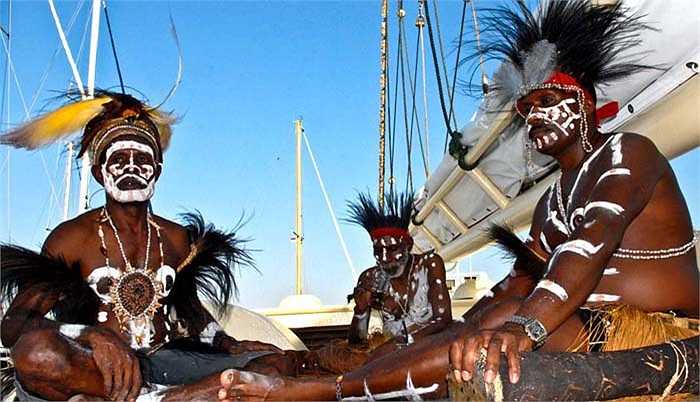 Bộ tộc từng ăn thịt người, thích kết hôn… đồng giới