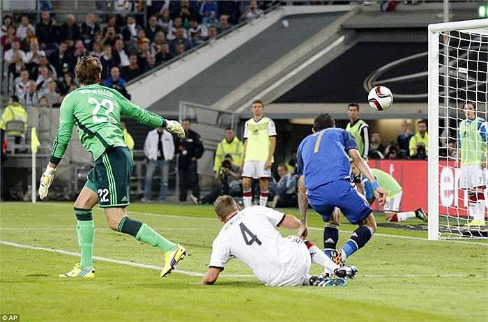 Di Maria trình diễn siêu hạng, Rooney lủi thủi làm đội trưởng tuyển Anh