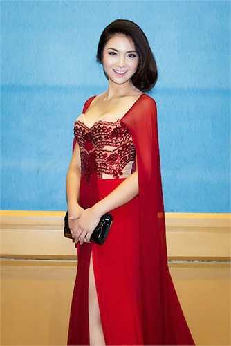 Jennifer Chung diện đầm cúp ngực khoe nhan sắc nóng bỏng