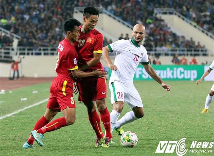 Thủ thành Việt Nam ôm mặt khóc nức nở