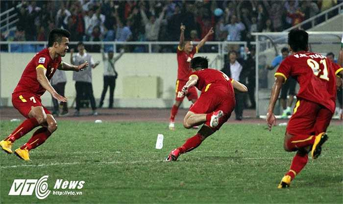 Thủ thành Việt Nam ôm mặt khóc nức nở