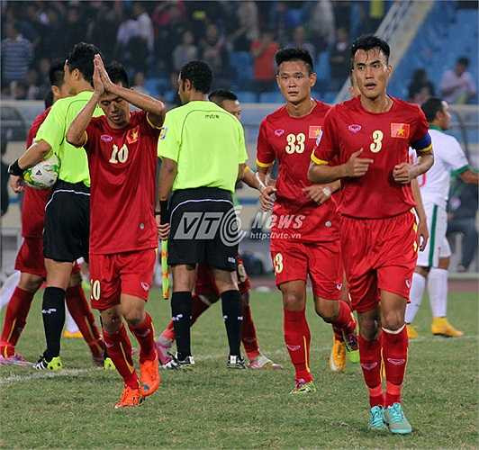 Thủ thành Việt Nam ôm mặt khóc nức nở