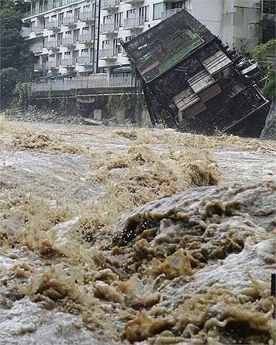 'Đại hồng thủy' tràn vào Nhật Bản, hàng chục ngàn người phải rời bỏ nhà cửa