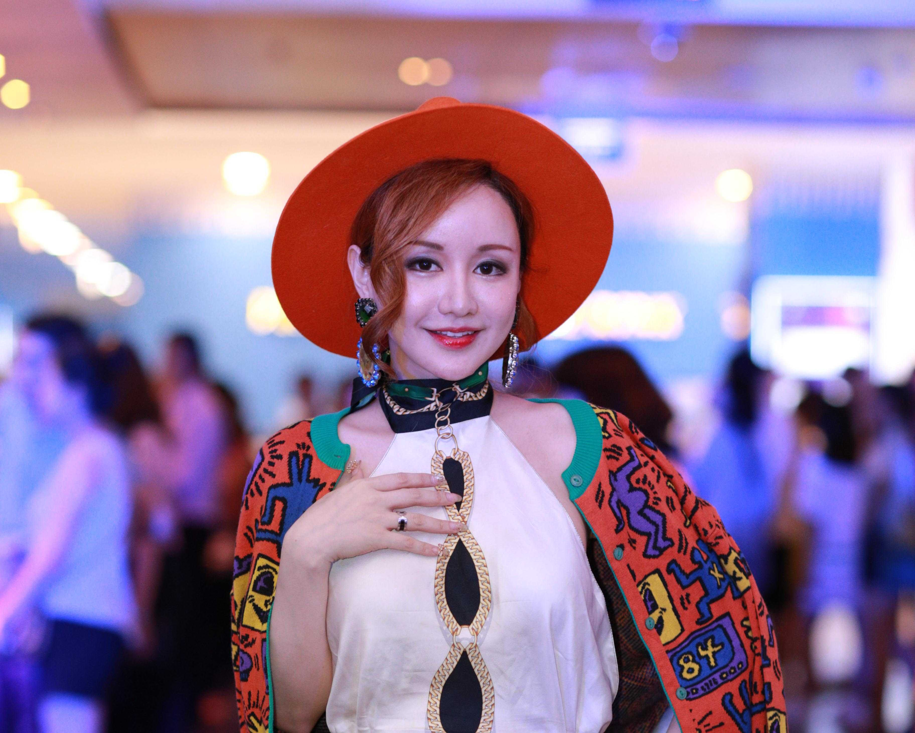 MC Việt Nga tái xuất, khoe phong cách thời trang bớt 'quái dị'