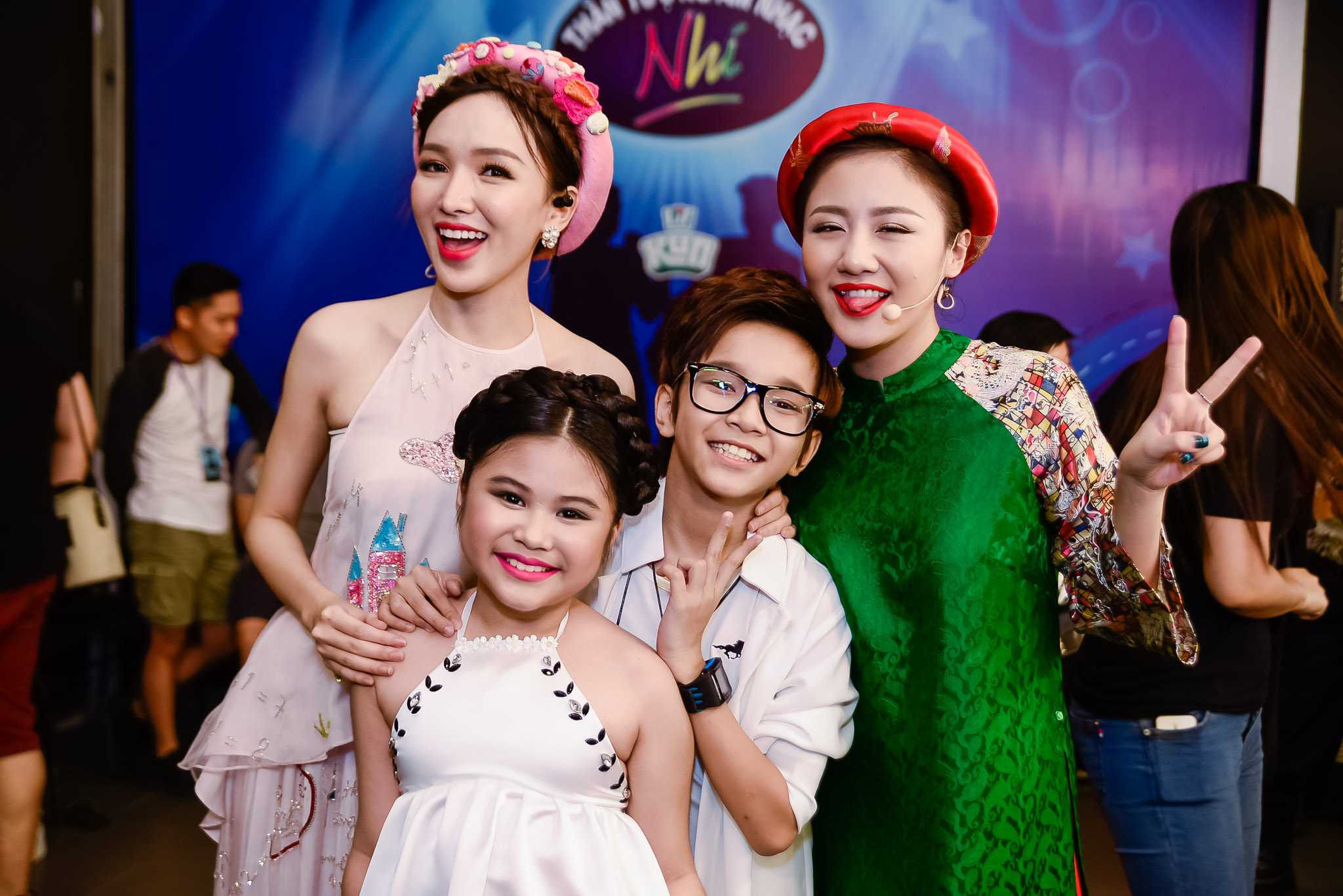 MC Cao Thanh Thảo My gợi cảm với đầm yếm cách điệu, đọ sắc Văn Mai Hương