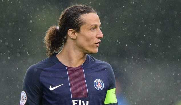 David Luiz đá phản lưới nhà như bán độ