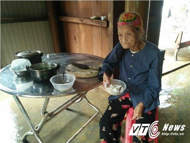 Rớt nước mắt cảnh cụ bà run rẩy cầm bát cơm chờ tin con trai mất tích