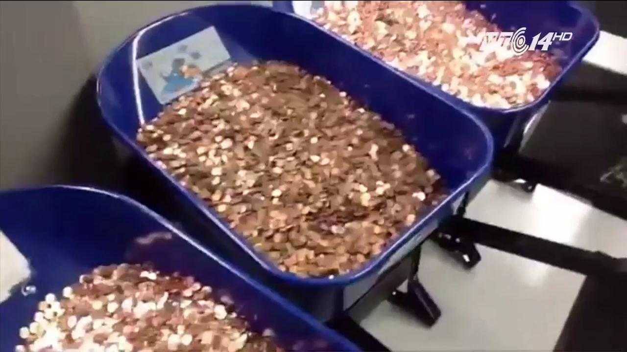 Người đàn ông mang xe cút kít chở hơn 7 tạ tiền xu đi nộp thuế