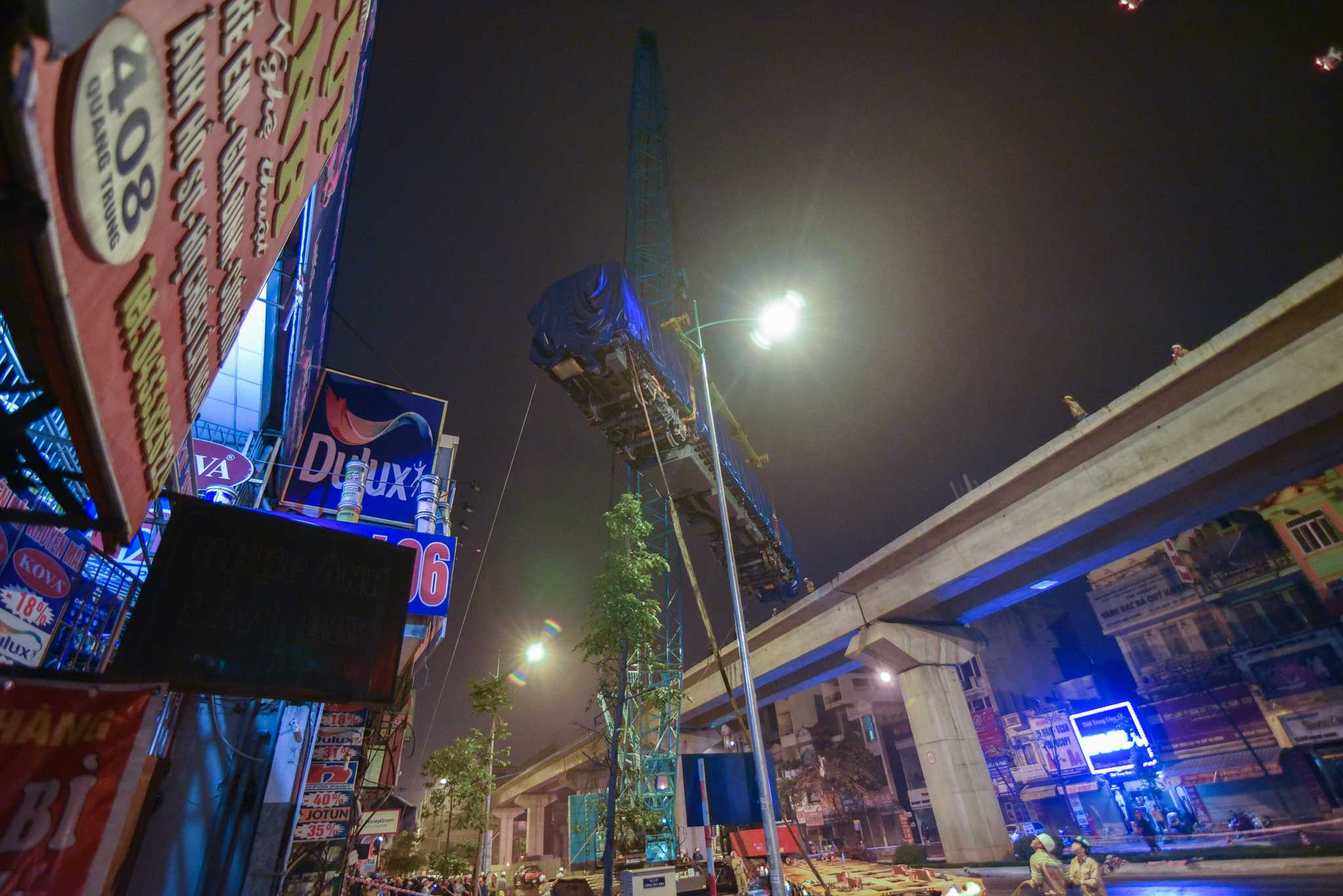 Toàn cảnh đầu tàu 'bay' từ mặt đất lên đường sắt trên cao Cát Linh - Hà ...