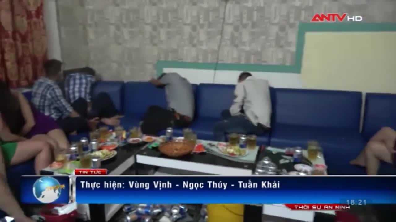 Đột kích quán karaoke, bắt quả tang vũ nữ thoát y tắm bia, chiều khách ...