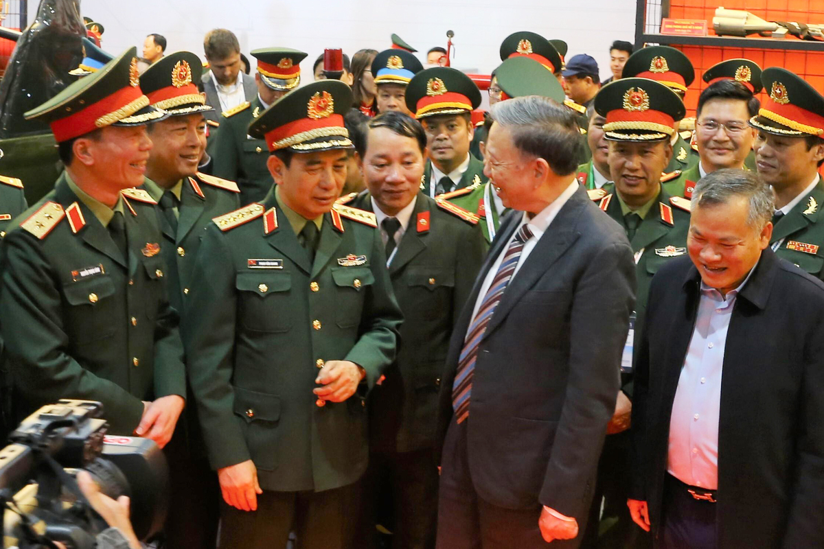 Đại tướng Phan Văn Giang và Đại tướng Tô Lâm tham quan Triển lãm quốc ...
