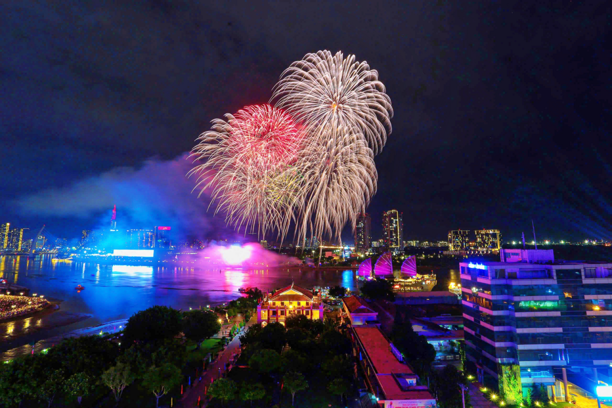 TP.HCM chốt bắn pháo hoa tại 17 điểm trong đêm Giao thừa chào Tết Bính ...