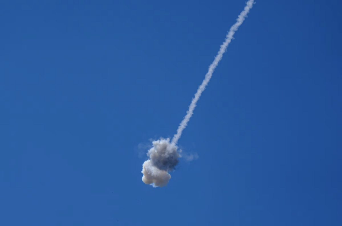 Mỹ tấn công sau vụ trực thăng bị bắn rơi, Iran phóng tên lửa, UAV đáp trả