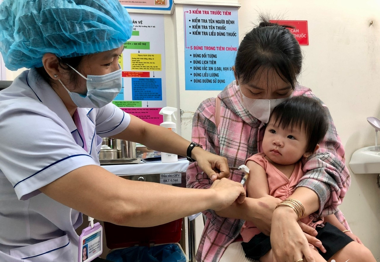 Dịch bùng phát, TP.HCM đồng loạt tiêm vaccine sởi cho trẻ