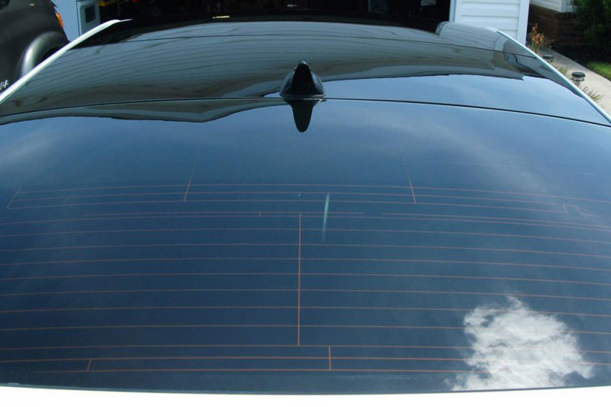 Tác dụng của đường kẻ ngang trên kính sau ô tô không phải ai cũng biết