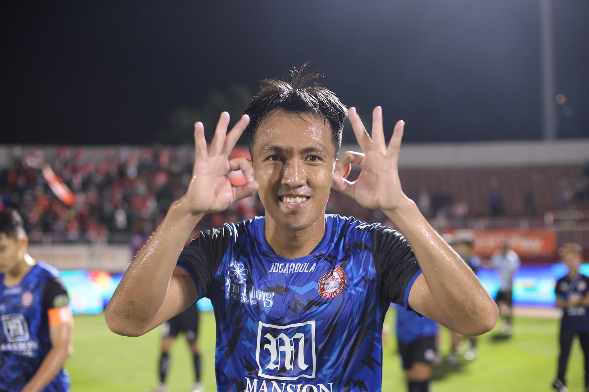 Cầu thủ TP.HCM đánh vào mặt đối thủ bị cấm thi đấu 3 trận