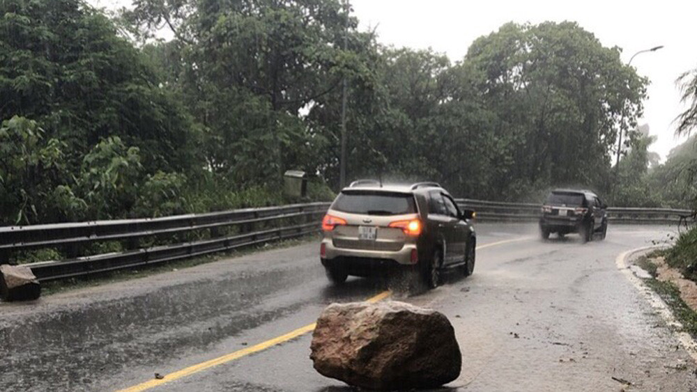 Đèo Bảo Lộc bị sạt lở, giao thông ùn tắc nghiêm trọng