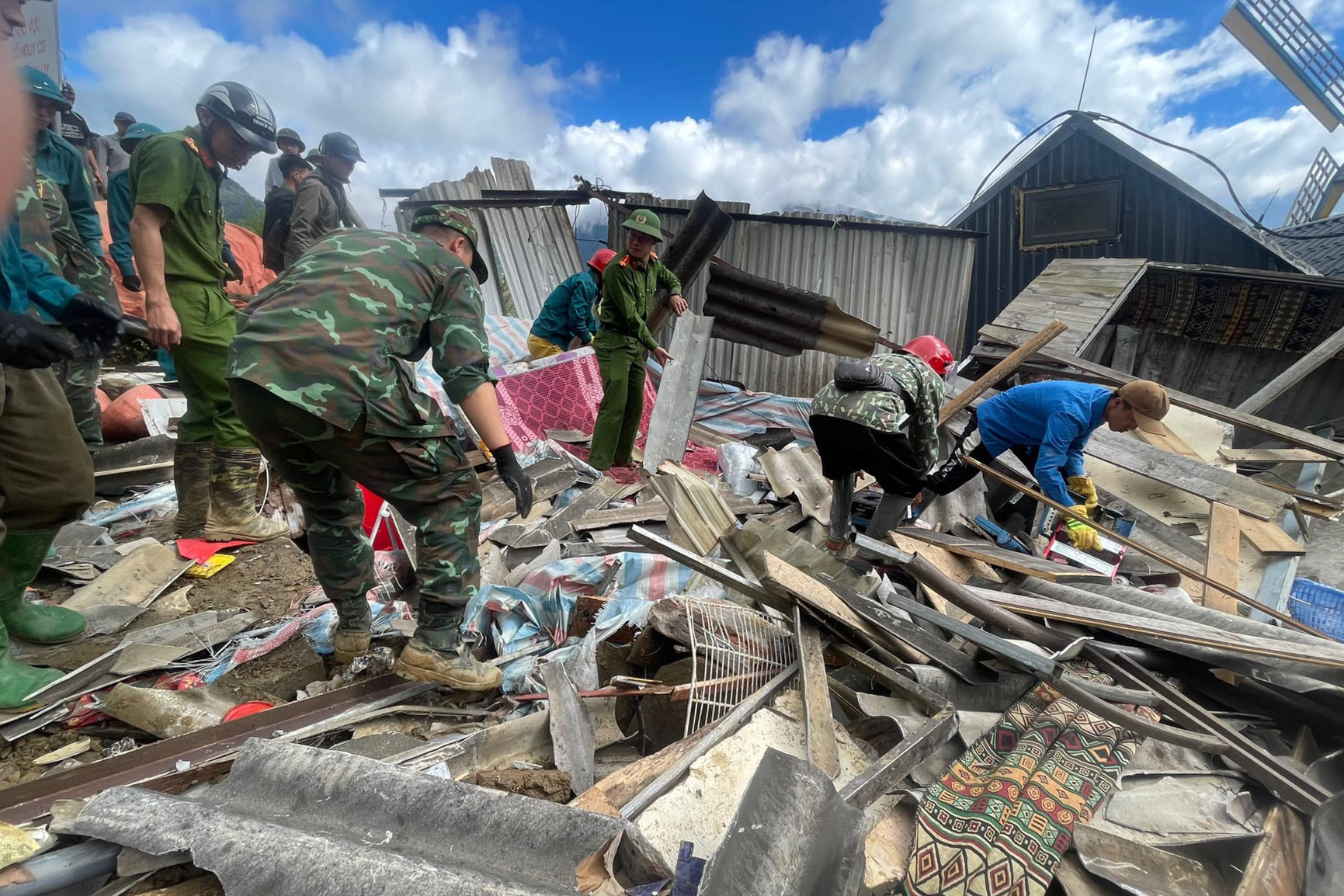 Hiện trường nửa quả đồi sạt lở vùi lấp homestay không phép ở Sơn La