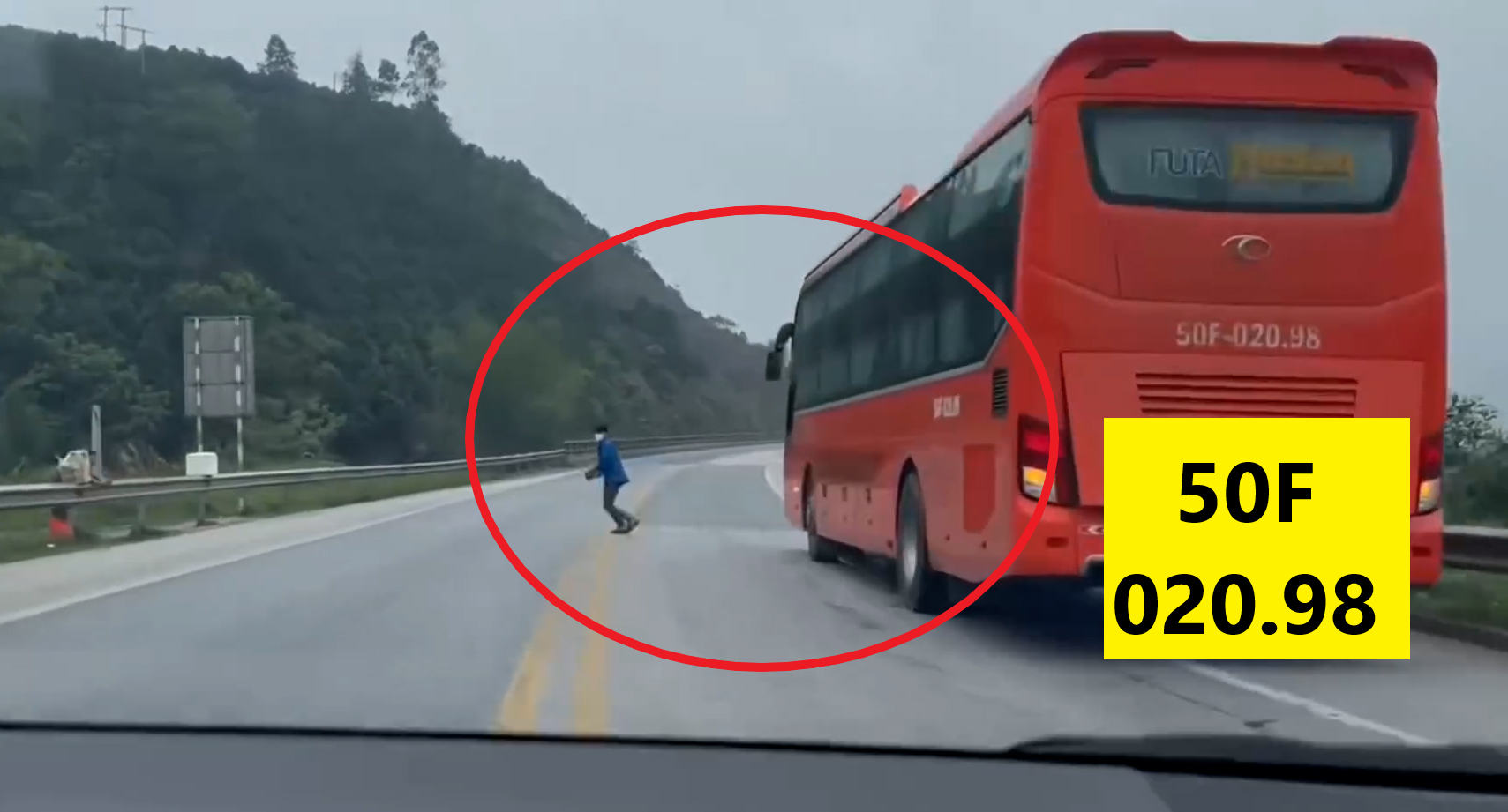 Xe khách 50F-020.98 suýt gây ra tai nạn vì đón trả khách trên cao tốc