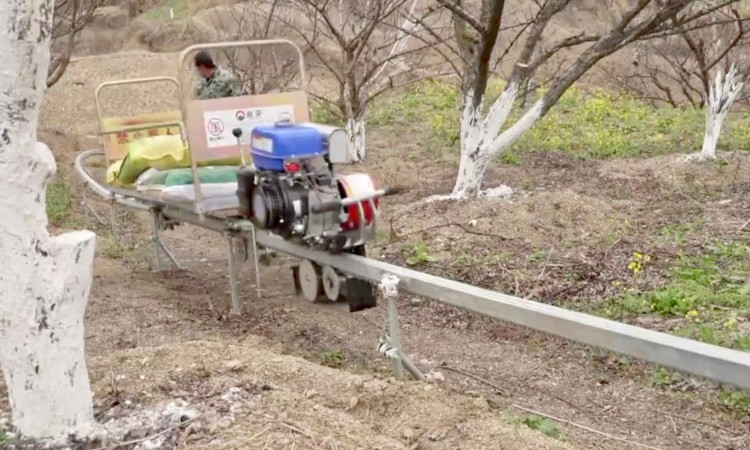 Nông dân chế đường ray chở phân bón lên đỉnh núi ở Trung Quốc