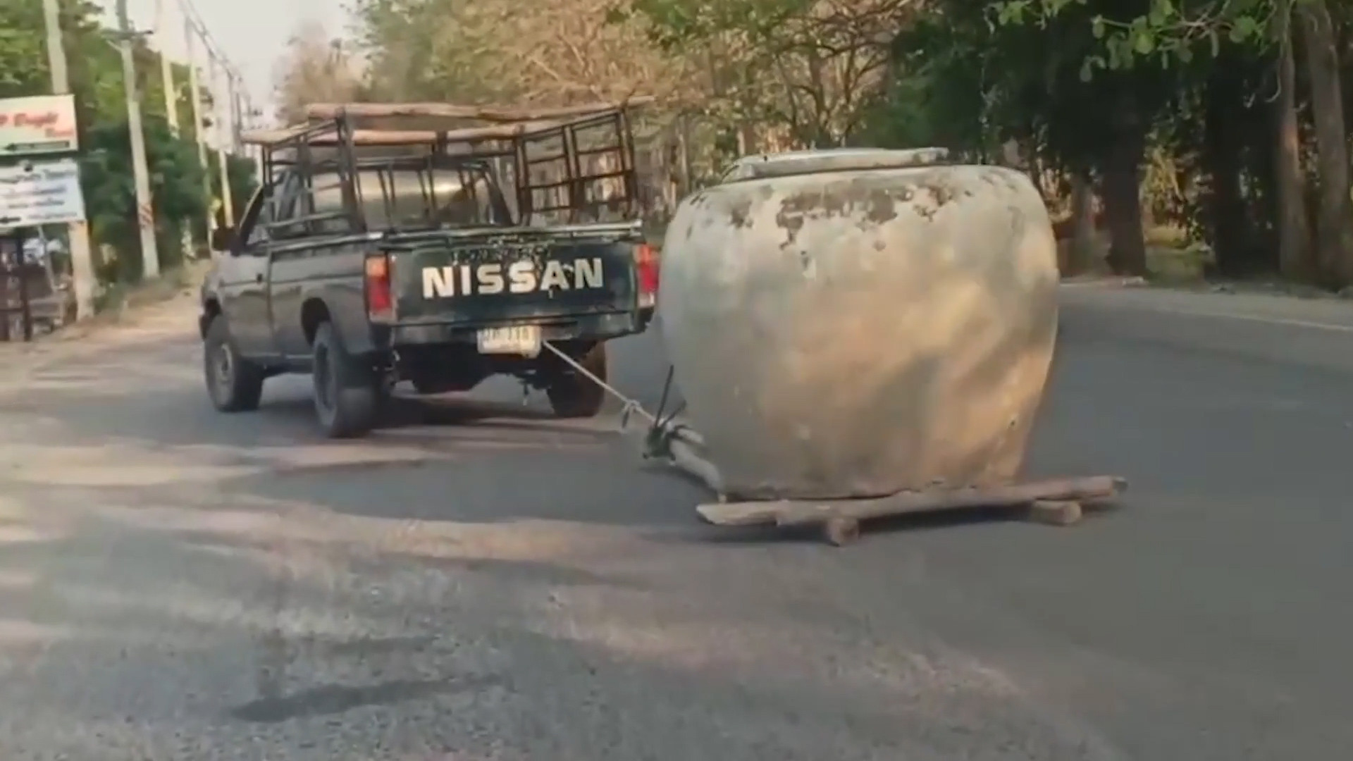 Nông dân chế xe kéo không bánh chạy băng băng trên đường