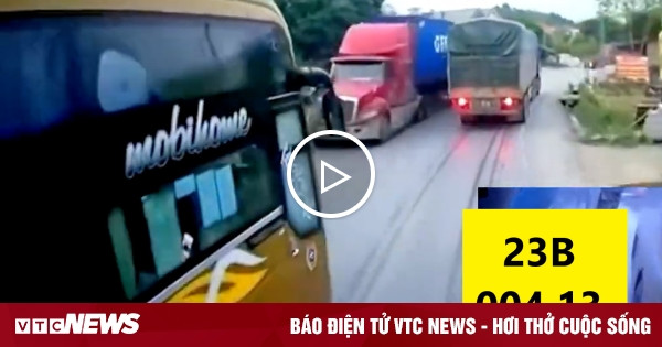 Xe khách 23B - 004.13 vượt ẩu, suýt đối đầu xe container