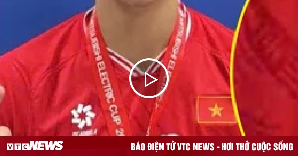 Tiền đạo Tiến Linh nhận huy chương vàng dị nhất AFF Cup 2024