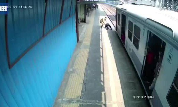 Cố nhặt giày trên đường ray, người đàn ông ở Ấn Độ suýt mất mạng