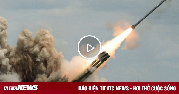 Khoảnh khắc MLRS Nga oanh tạc pháo binh Ukraine