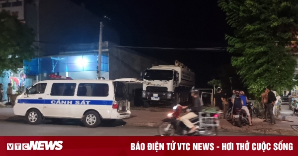 Điều tra vụ cha lùi xe vào bãi đất trống, nghi cán chết con trai ở Bình ...