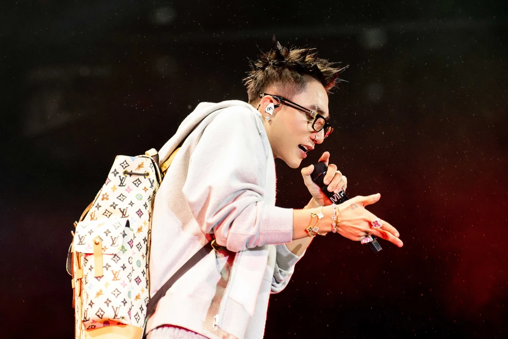 Sau 'Hơn 10 năm rồi', Sơn Tùng M-TP ra intro mới khiến fan đứng ngồi ...